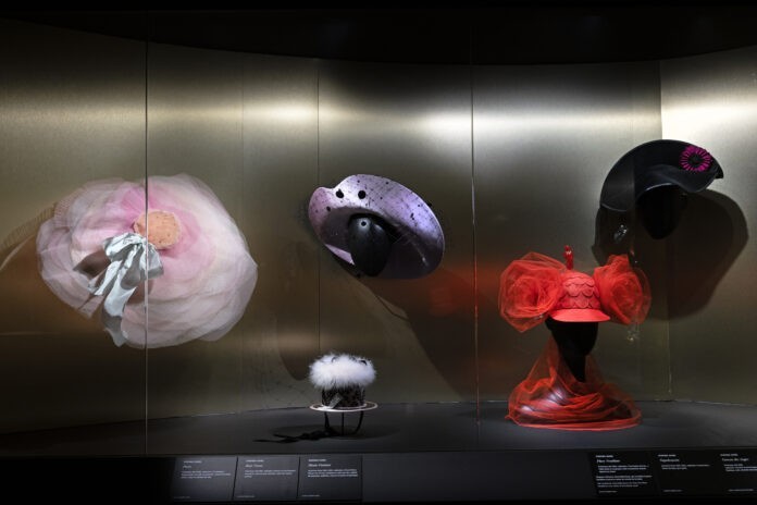 Stephen Jones, iconoclastic designer at Palais Galliera : "chapeaux d ...